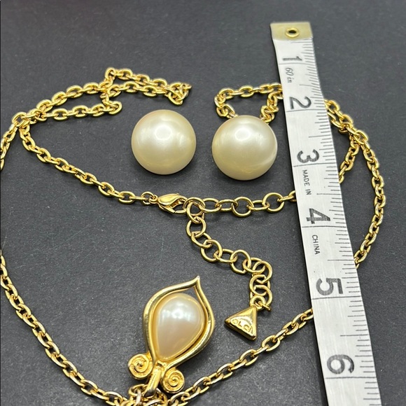 Liz Claiborne | Jewelry | Vintage Lci Liz Claiborne Pearl Necklace ...
